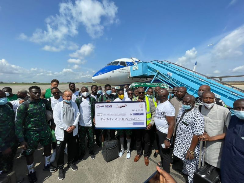 Air Peace chairman Allen Onyema fulfils promise to the Super Eagles ...